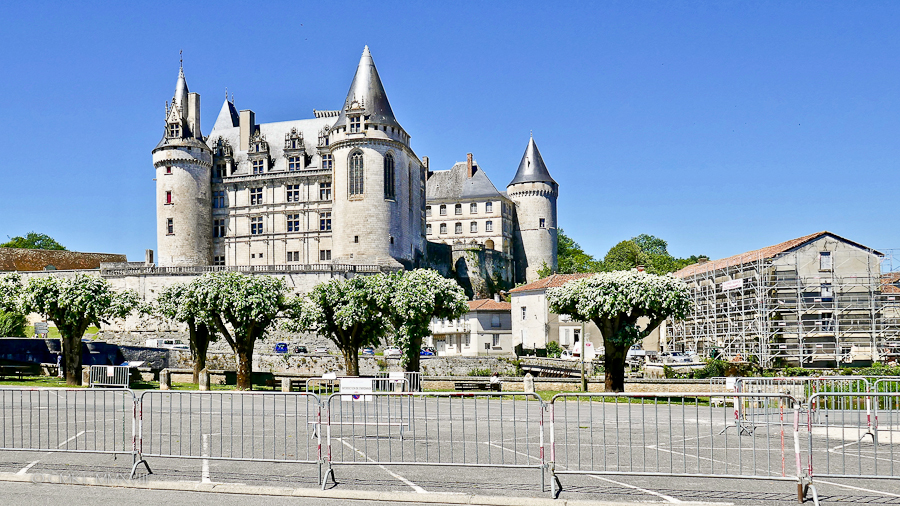 Château de La Rochefoucauld | NOT IN A STRAIGHT LINE by Photolera Claudinha