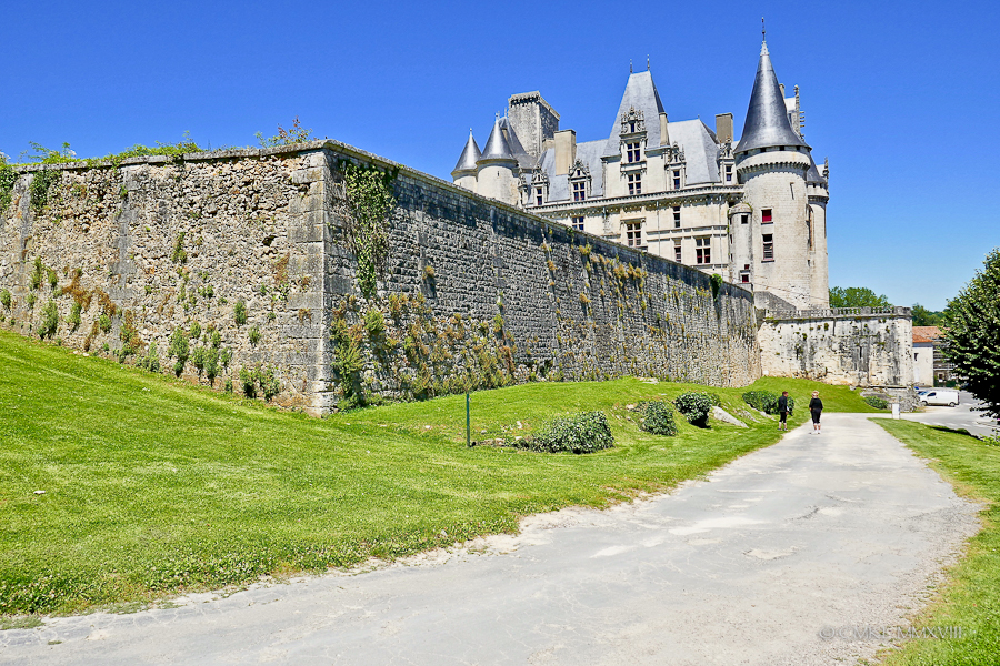 Château de La Rochefoucauld | NOT IN A STRAIGHT LINE by Photolera Claudinha